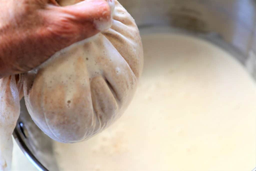 Homemade Vanilla Almond Milk - Green Scheme